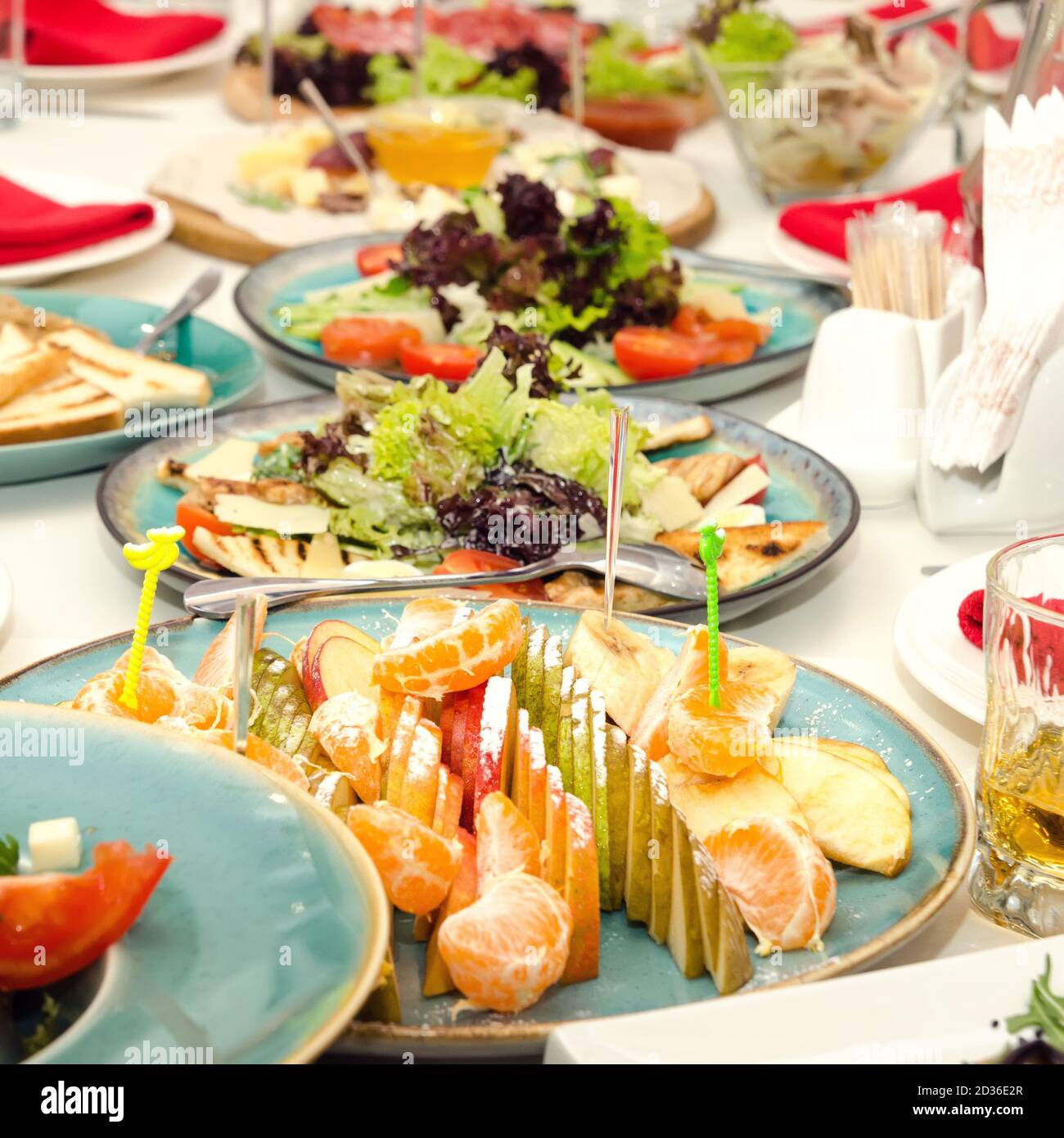Restaurant food table hi-res stock photography and images - Alamy