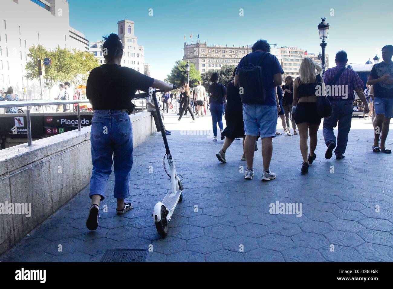 Pushing through the crowd hi-res stock photography and images - Alamy