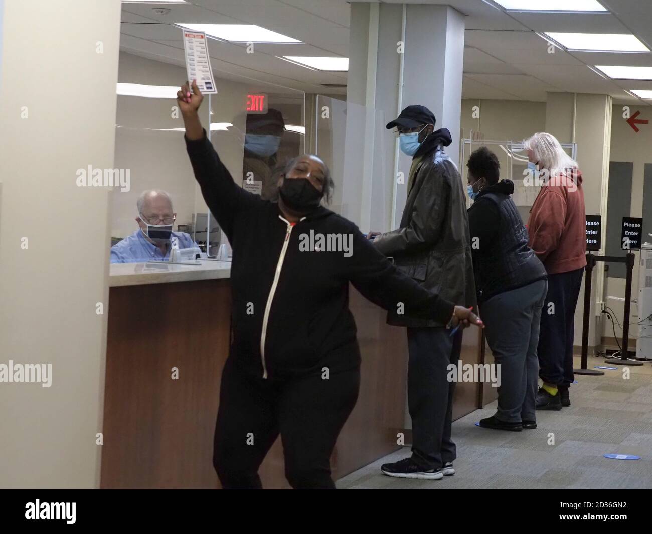 Check in process hi-res stock photography and images - Alamy