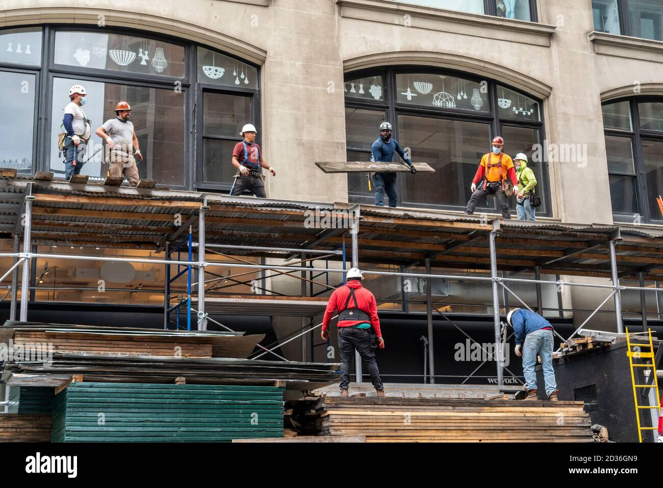 Workers on a scaffolding hi-res stock photography and images - Alamy
