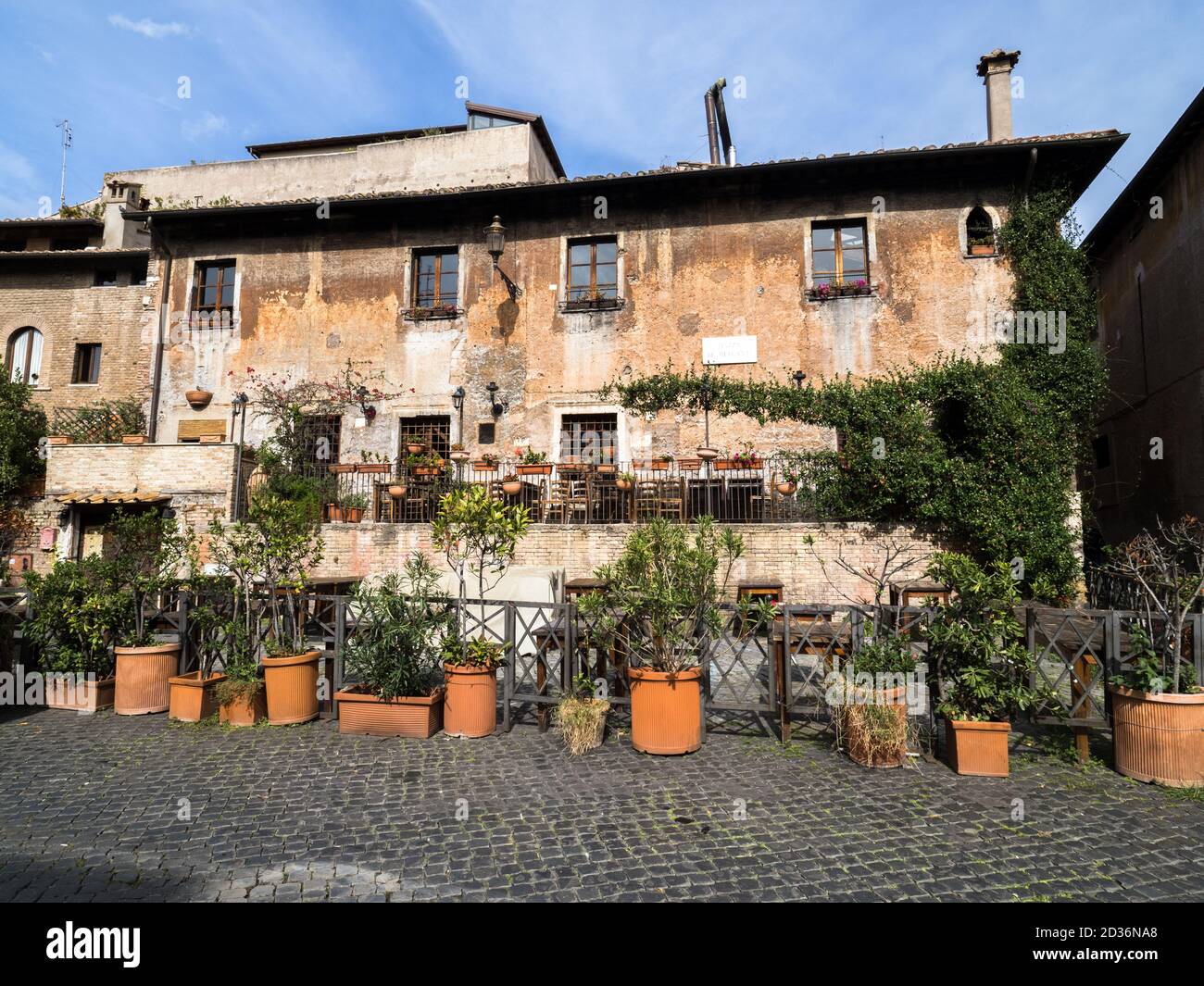 Old stone house hi-res stock photography and images - Alamy
