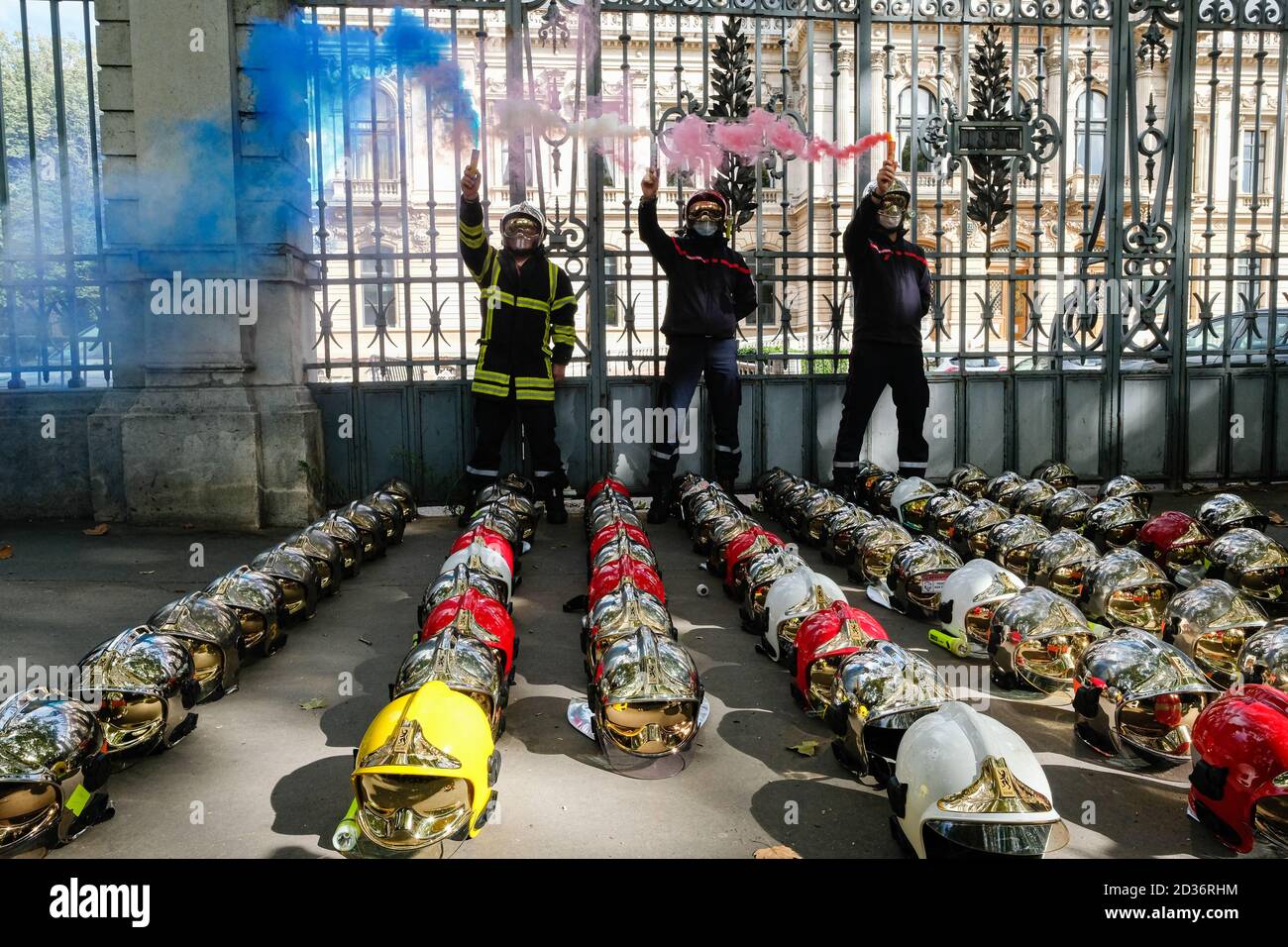 French firefighters protest hi-res stock photography and images - Alamy