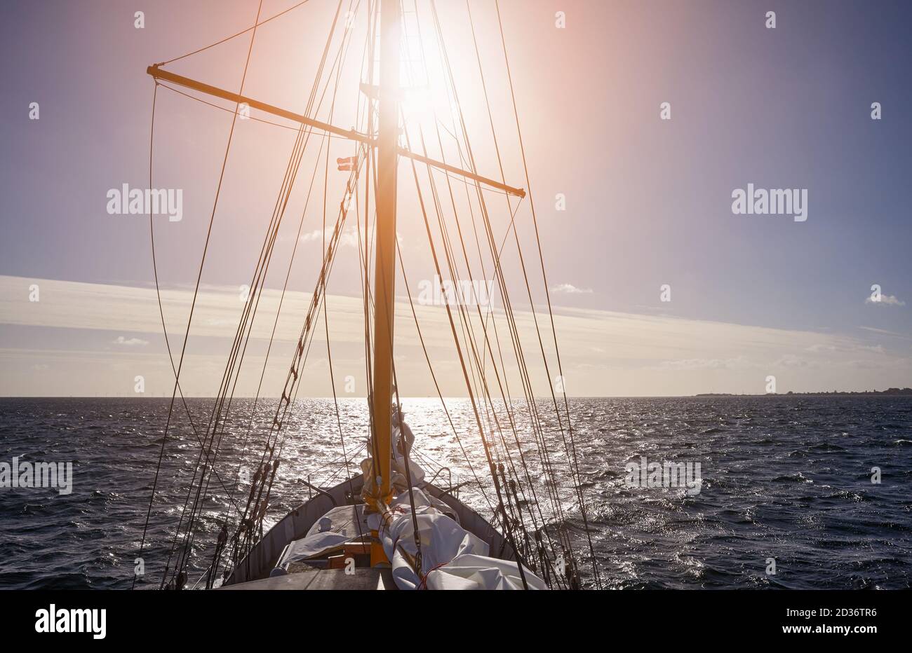 Cruise ship sailing ocean sun hi-res stock photography and images - Alamy
