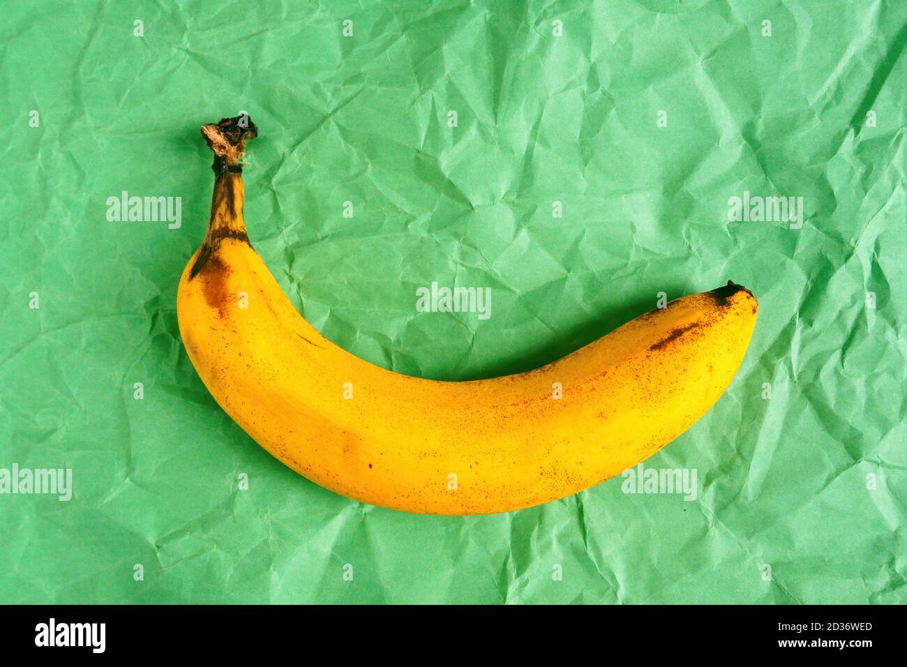 Yellow banana on crumpled green paper, top view Stock Photo - Alamy