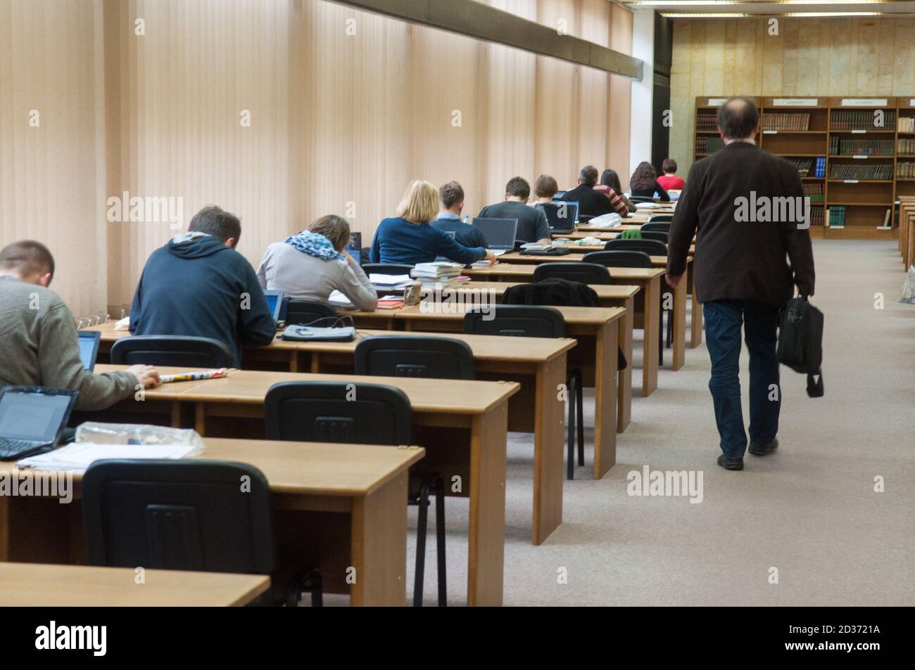 Library and students Stock Photo - Alamy