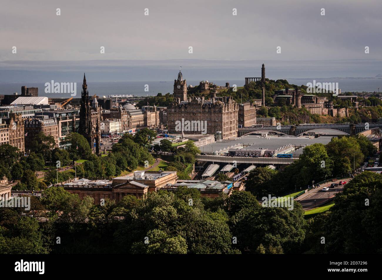Edinburgh castle landscape hi-res stock photography and images - Alamy