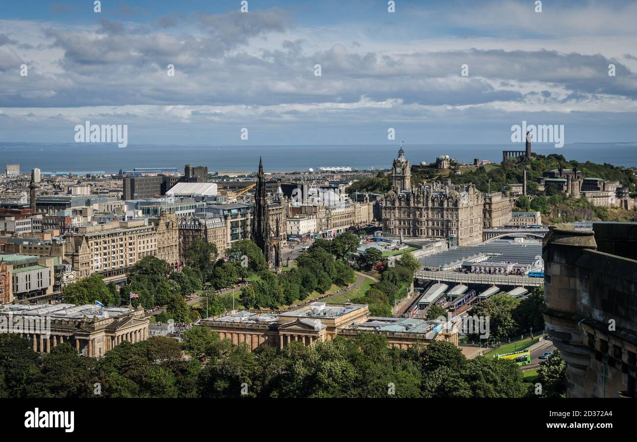 Edinburgh castle landscape hi-res stock photography and images - Alamy