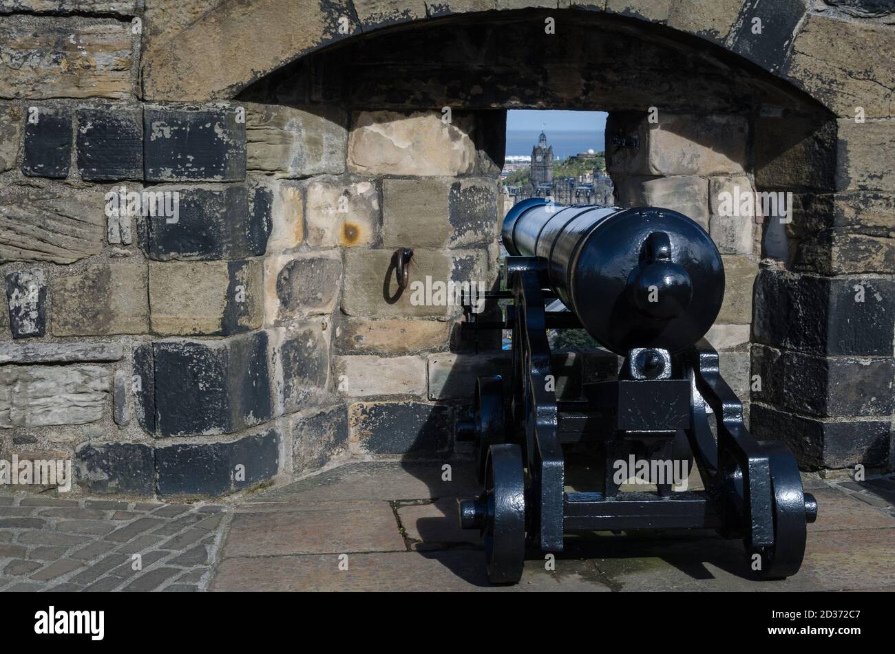 Cannon on the walls of edinburgh castle, Scotland Stock Photo - Alamy