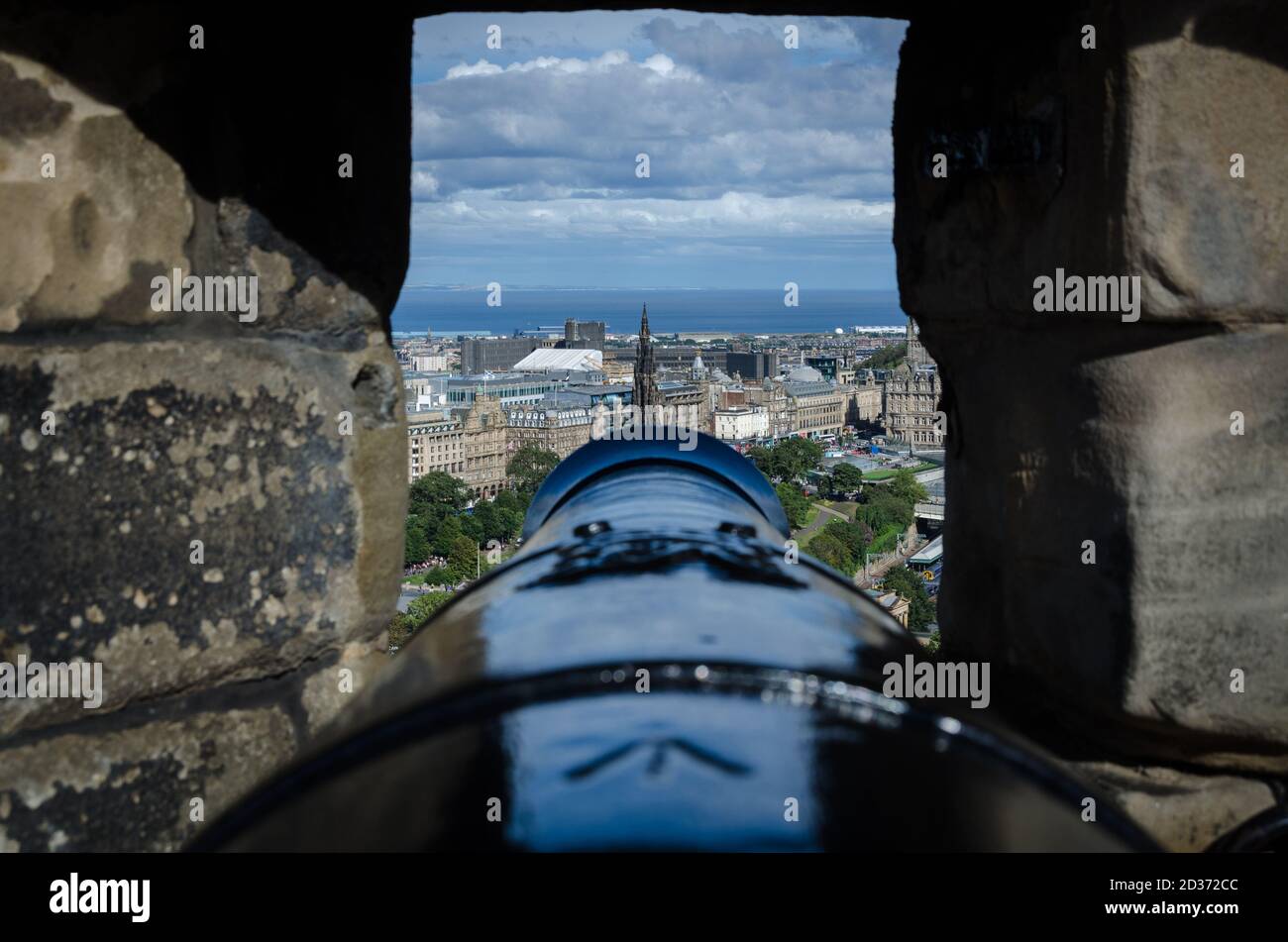 Cannon on the walls of edinburgh castle, Scotland Stock Photo - Alamy