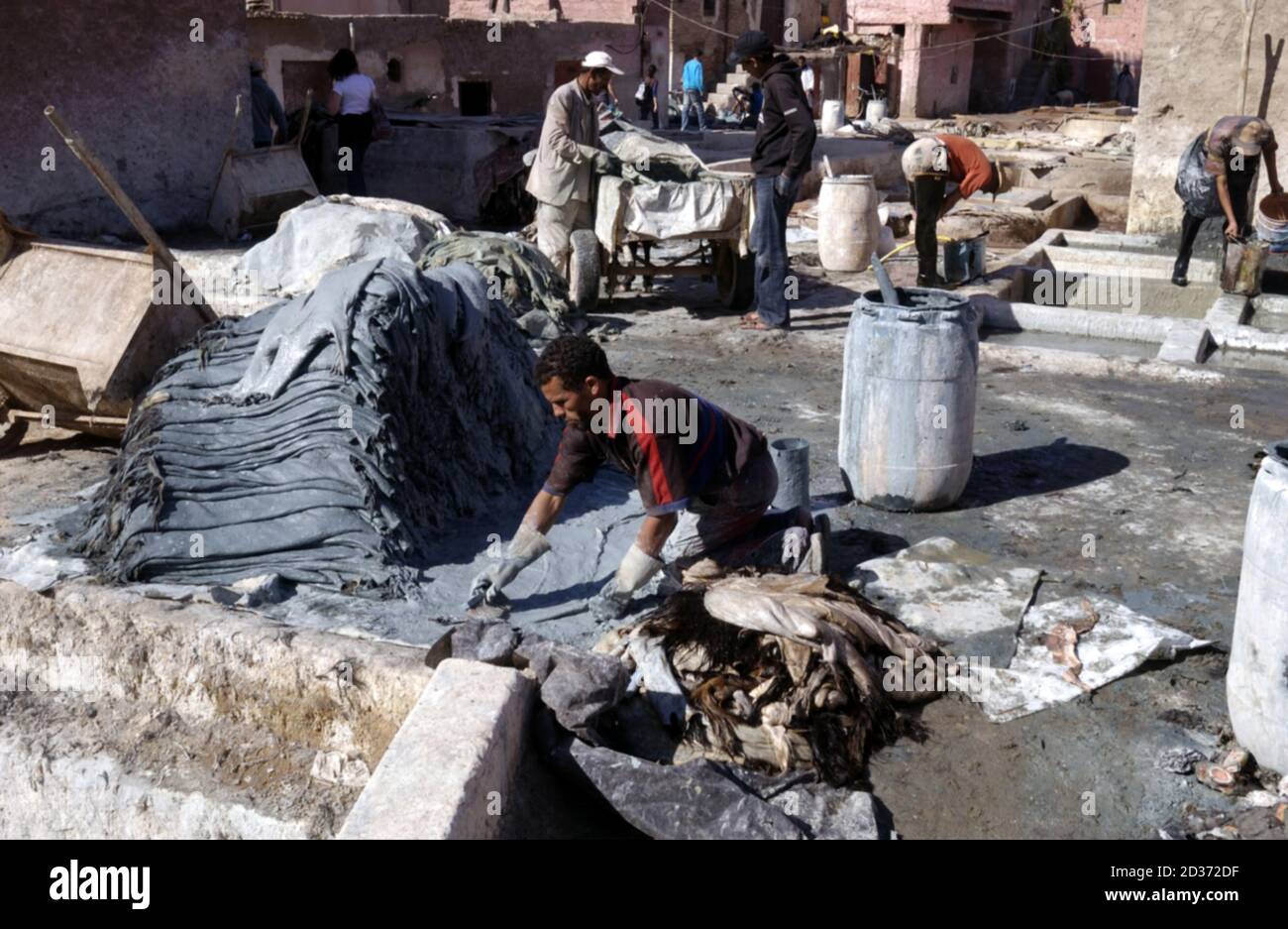 Leather workers in Marrakesh Morocco Stock Photo - Alamy