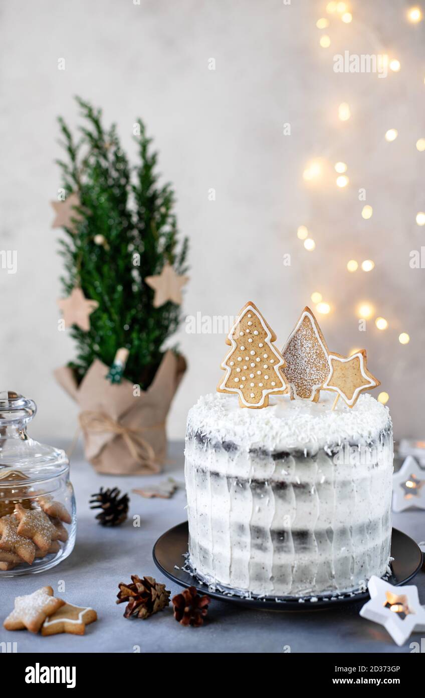 Christmas cake decorated with gingerbread cookies Stock Photo - Alamy