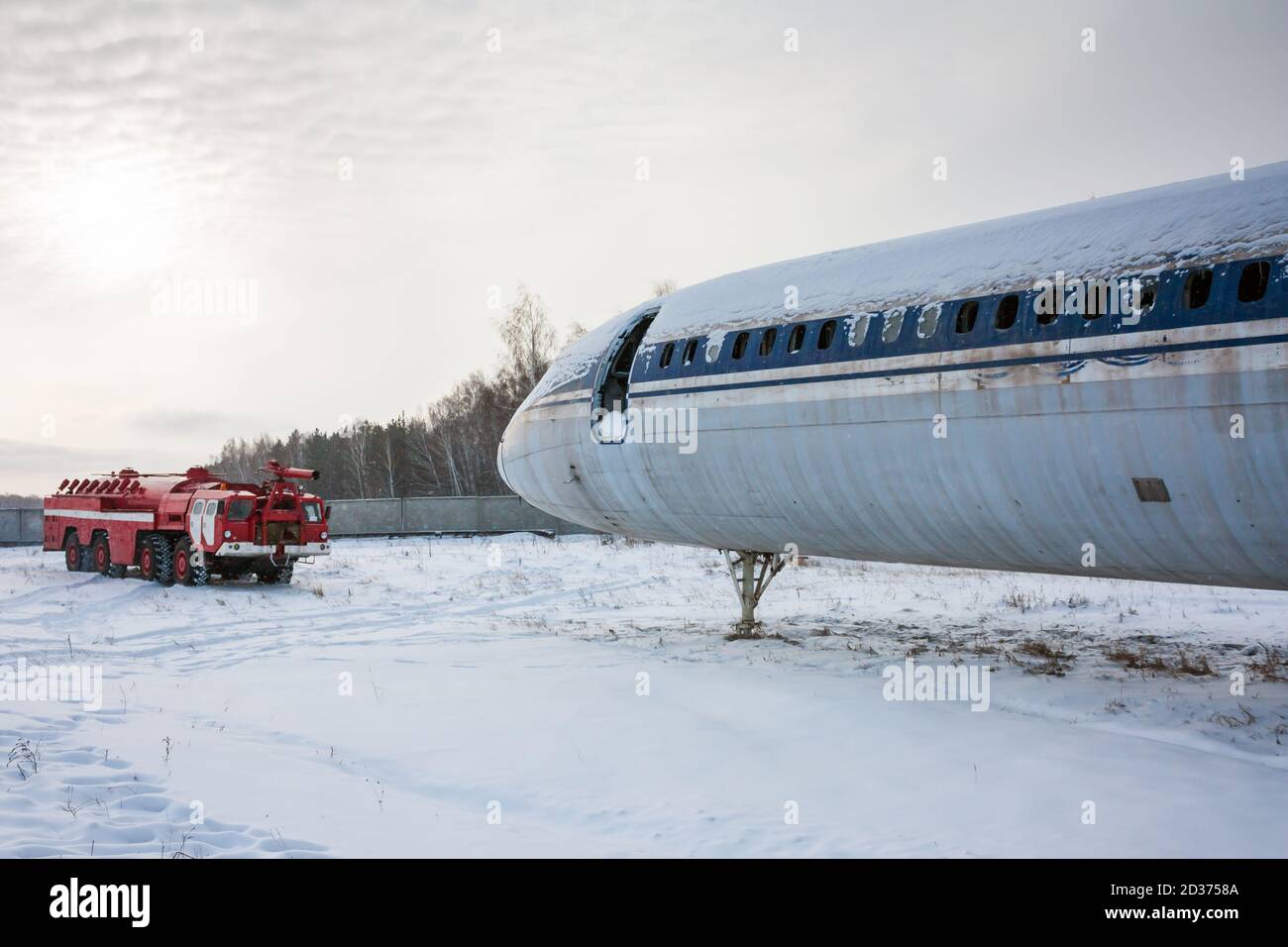 Airplane landing snow winter cold hi-res stock photography and images ...