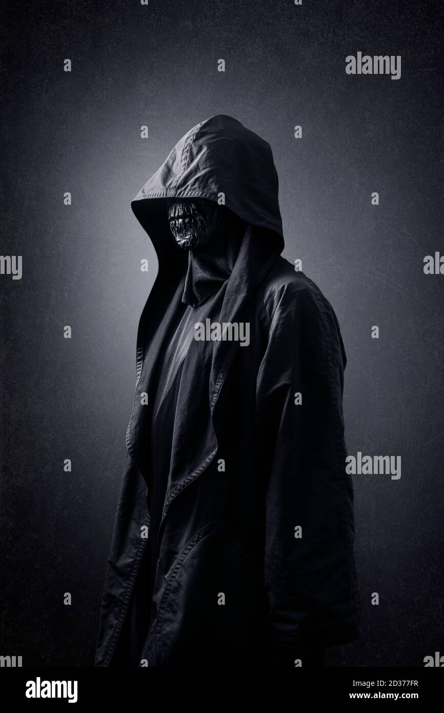 Scary figure cloak hi-res stock photography and images - Alamy