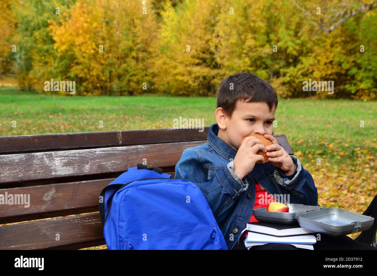College eating lunch bench hi-res stock photography and images - Alamy