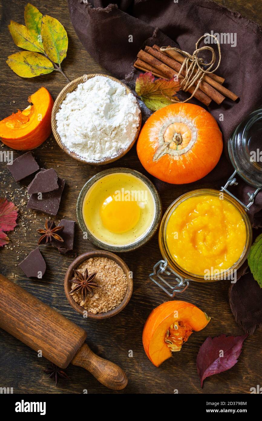 Seasonal food background - ingredients for autumn baking (pumpkin puree ...