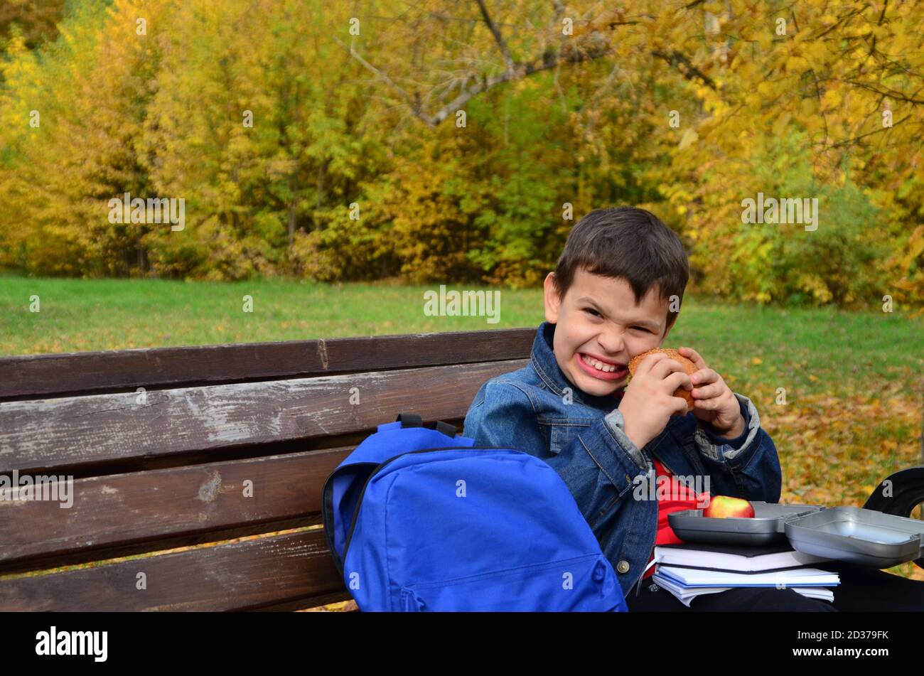 College eating lunch bench hi-res stock photography and images - Alamy