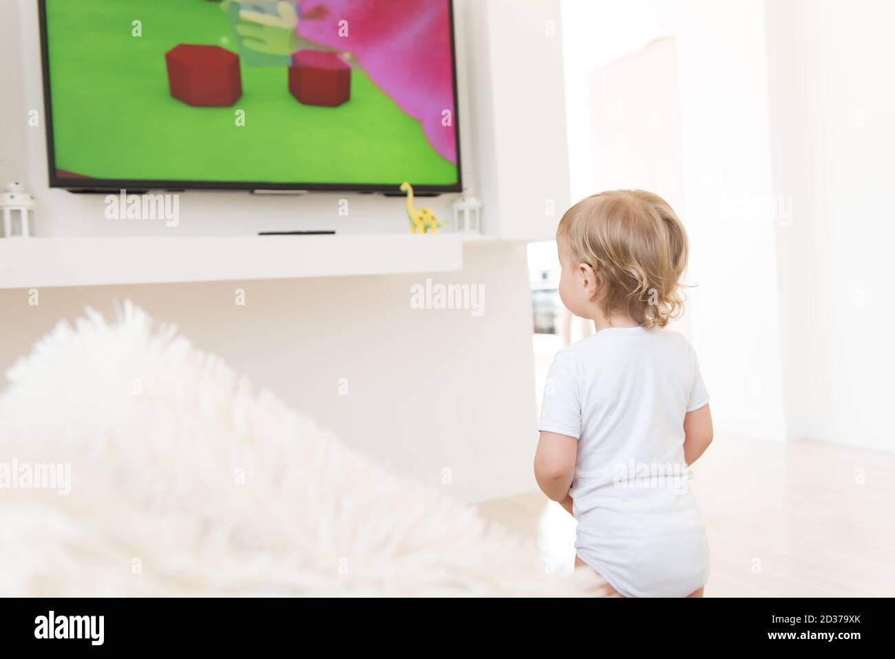 Kid watch tv cartoon hi-res stock photography and images - Alamy