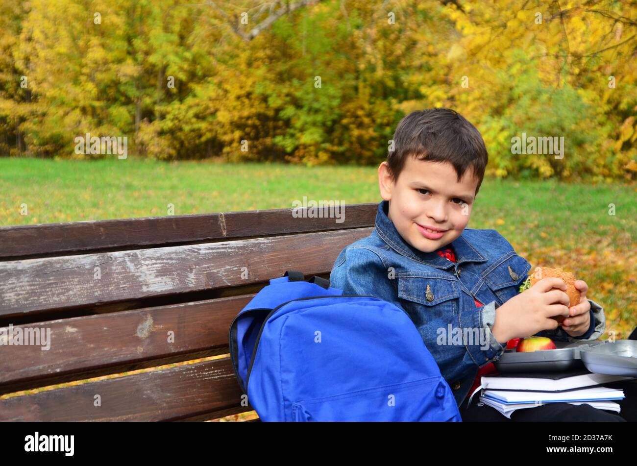 College eating lunch bench hi-res stock photography and images - Alamy