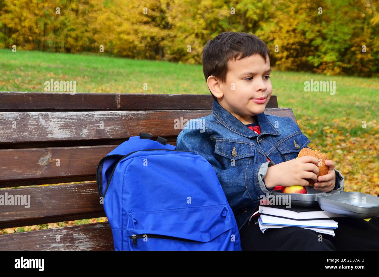 College eating lunch bench hi-res stock photography and images - Alamy