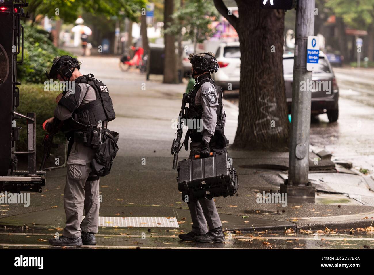 Seattle, USA. 23th Sep, 2020. Swat officers arrive to an alleged ...