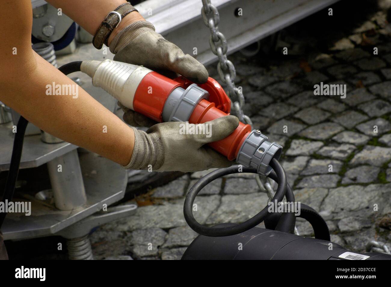 heavy current power plug and cable for distributing large currents ...