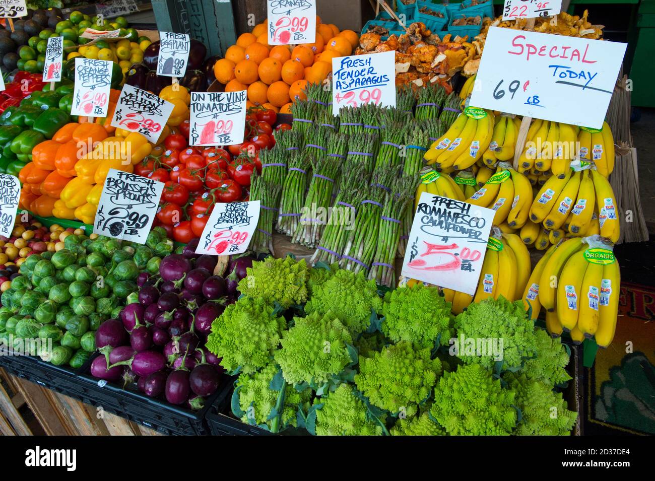 Display of vegetables and fruits at the Pike Place Market in Seattle ...