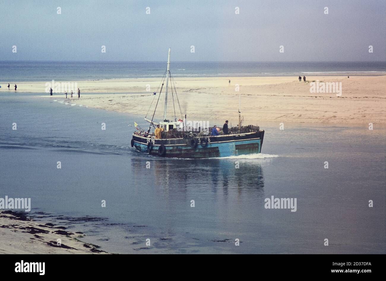 Fishing boat SS 78 "Girl Rene" returns up the river to Hayle harbour in ...