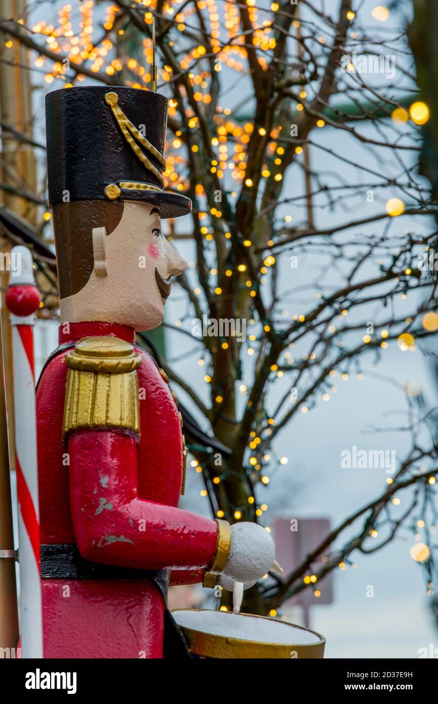 Snowflake Lane with drummer statue at Bellevue Square decorated with ...