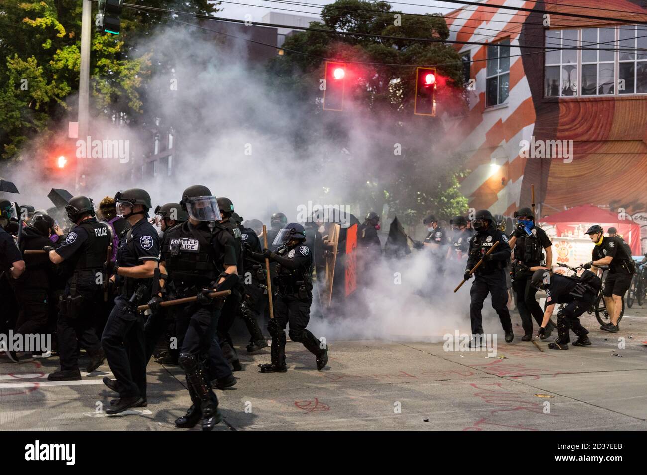 Seattle, USA. 26th Sep, 2020. Early in the evening protestors clash ...