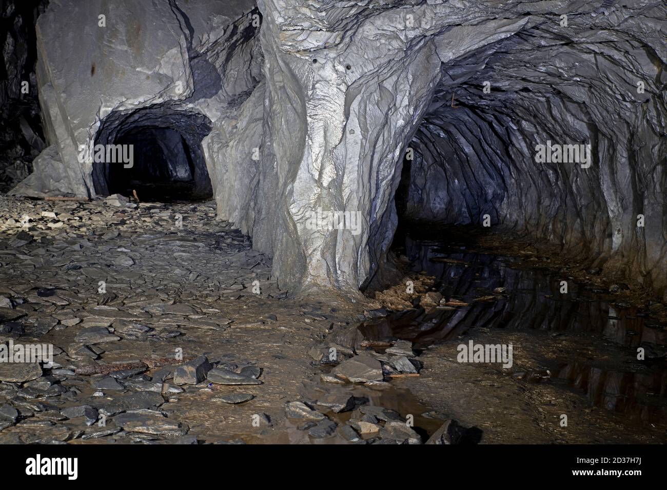 Underground in Minllyn Slate mine, cavern, tunnels Stock Photo - Alamy