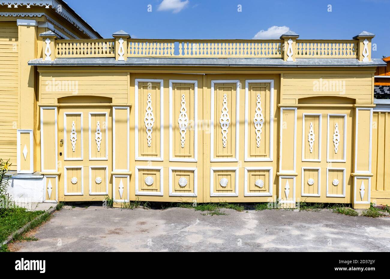 Russian traditional wooden architecture. Gate of an old house decorated ...