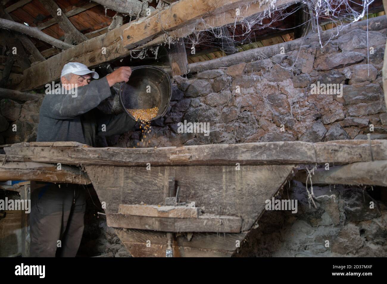 Medieval quern grain grinding hi-res stock photography and images - Alamy