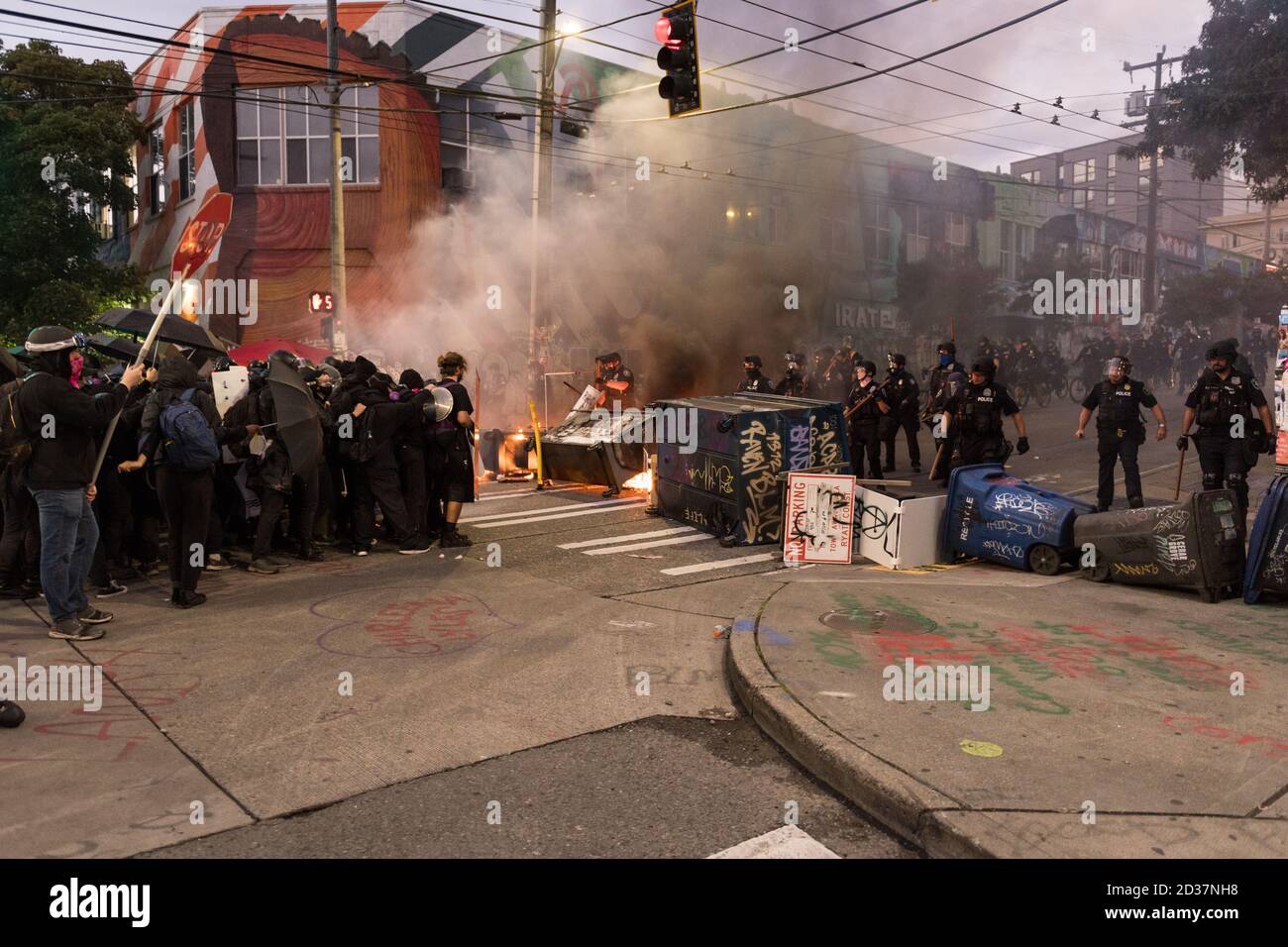 Seattle, USA. 26th Sep, 2020. Early in the evening protestors clash ...