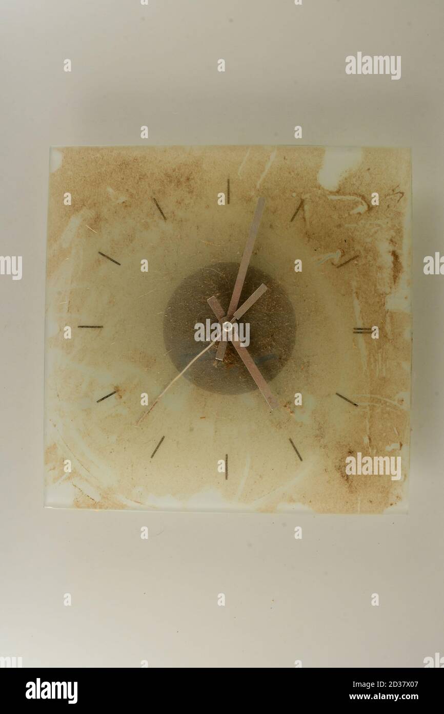 Analogic clock hi-res stock photography and images - Alamy