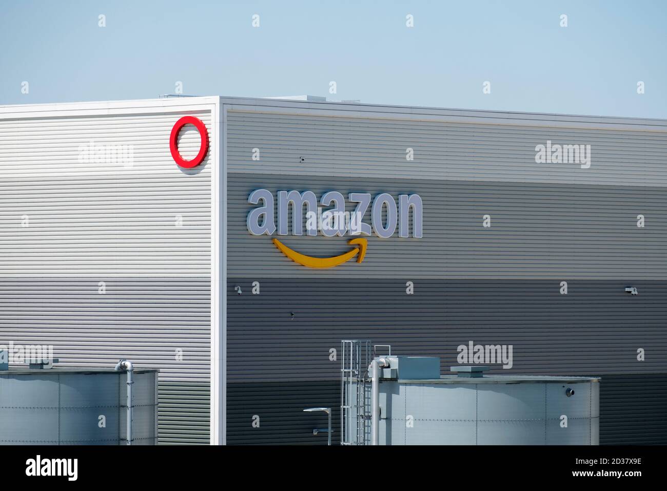 big logistics company warehouse Stock Photo - Alamy