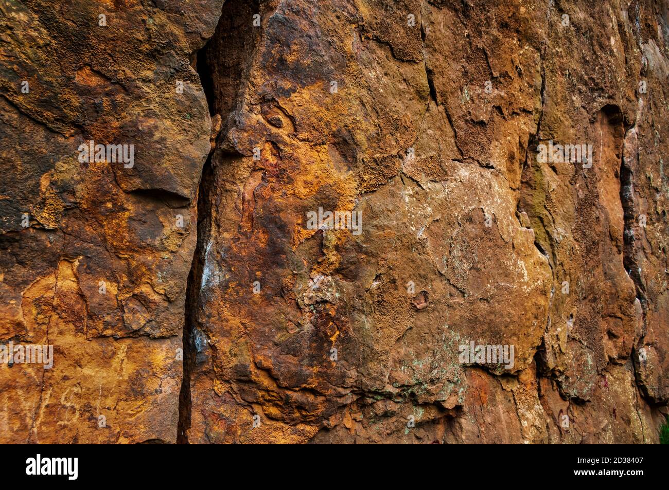 Fissure in cliff edge hi-res stock photography and images - Alamy