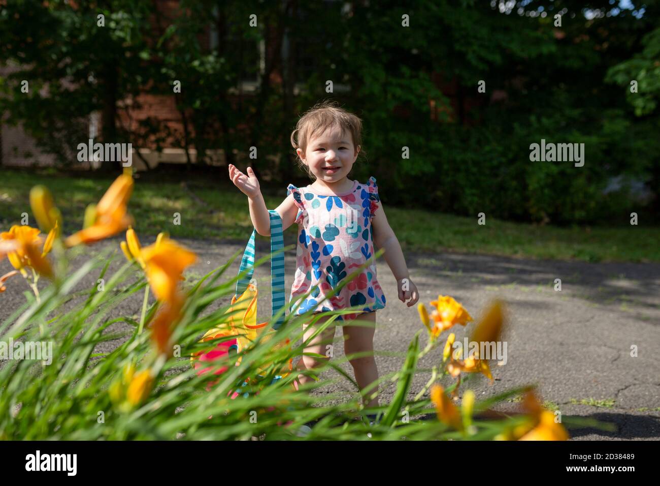 Child wave goodbye hi-res stock photography and images - Alamy