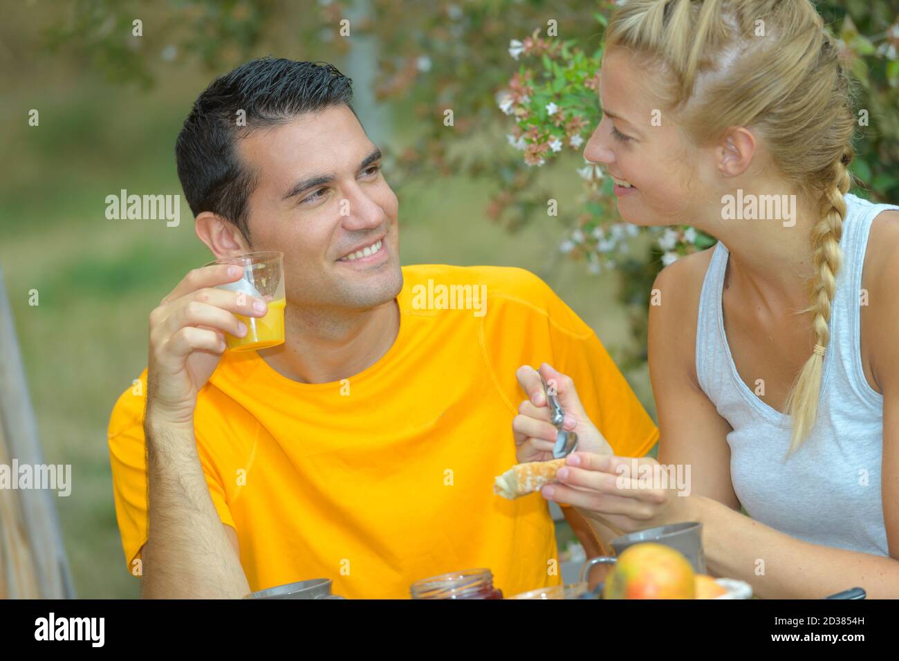 a couple having snack outdoor Stock Photo - Alamy