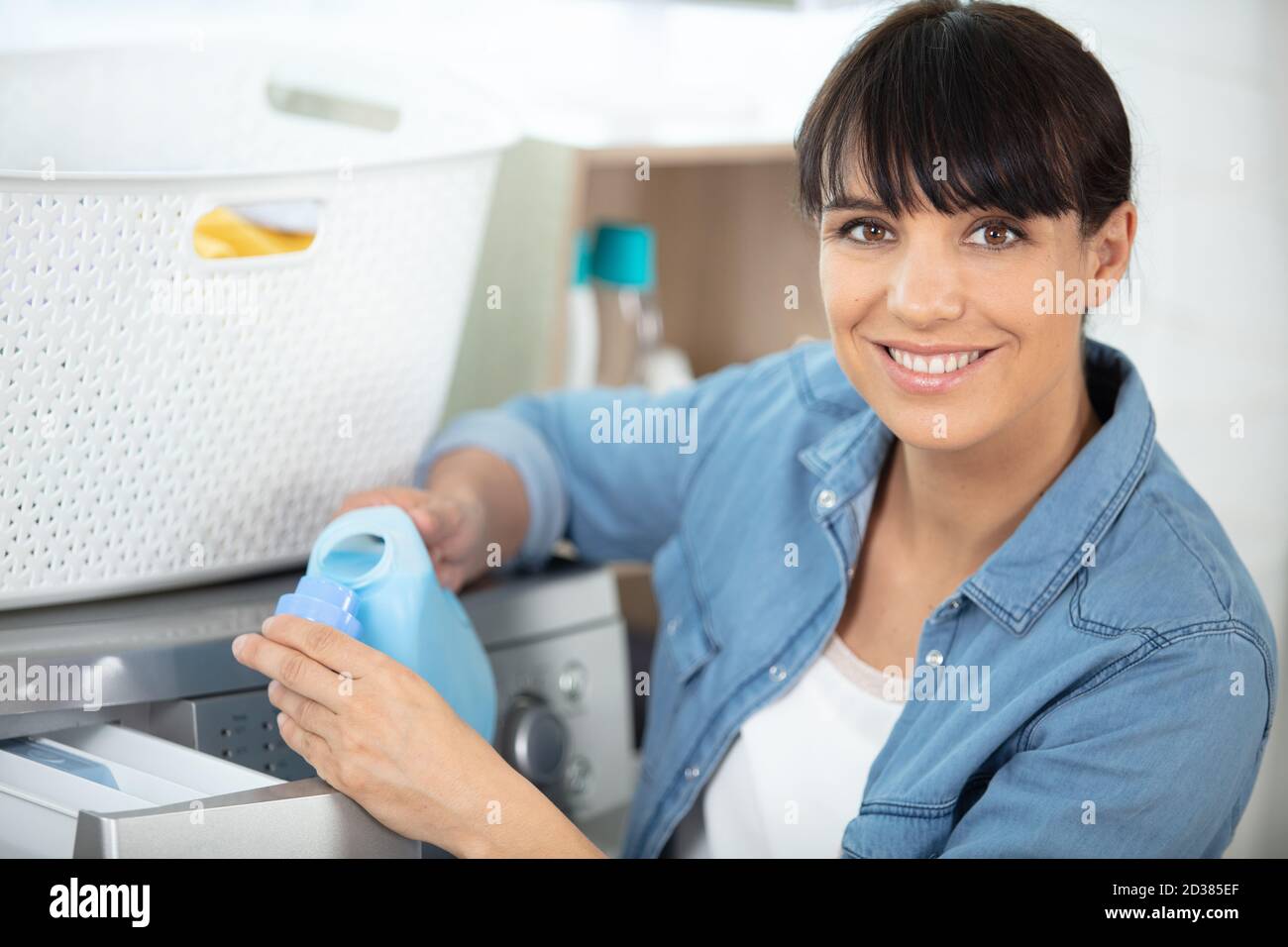 Laundry detergent pouring in hi-res stock photography and images - Alamy