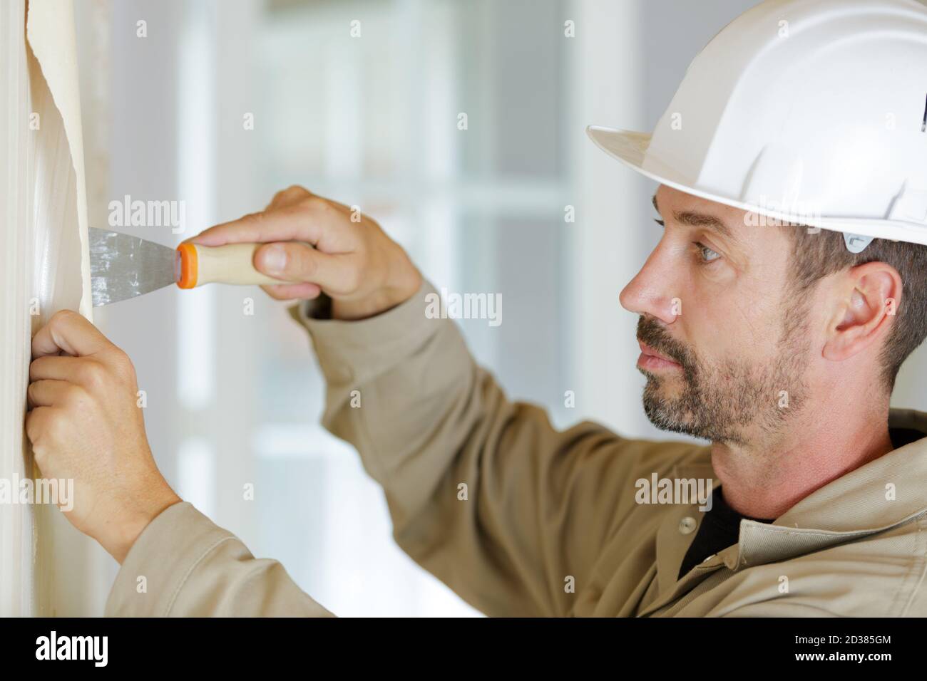 man plastering wall with trowel Stock Photo - Alamy