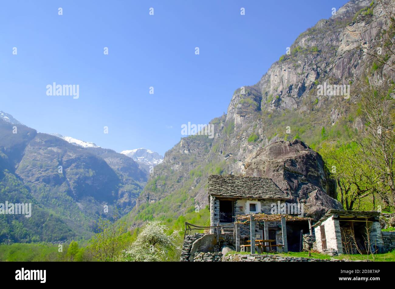 Rustic mountain house hi-res stock photography and images - Alamy