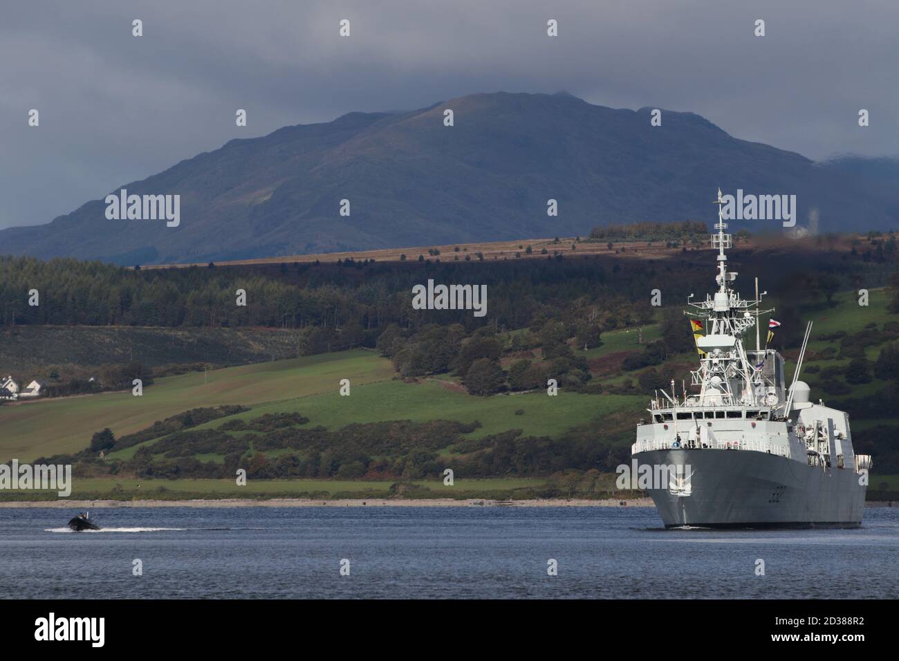 HMCS Ville de Quebec (FFH-332), a Halifax-class (or City-class) frigate ...