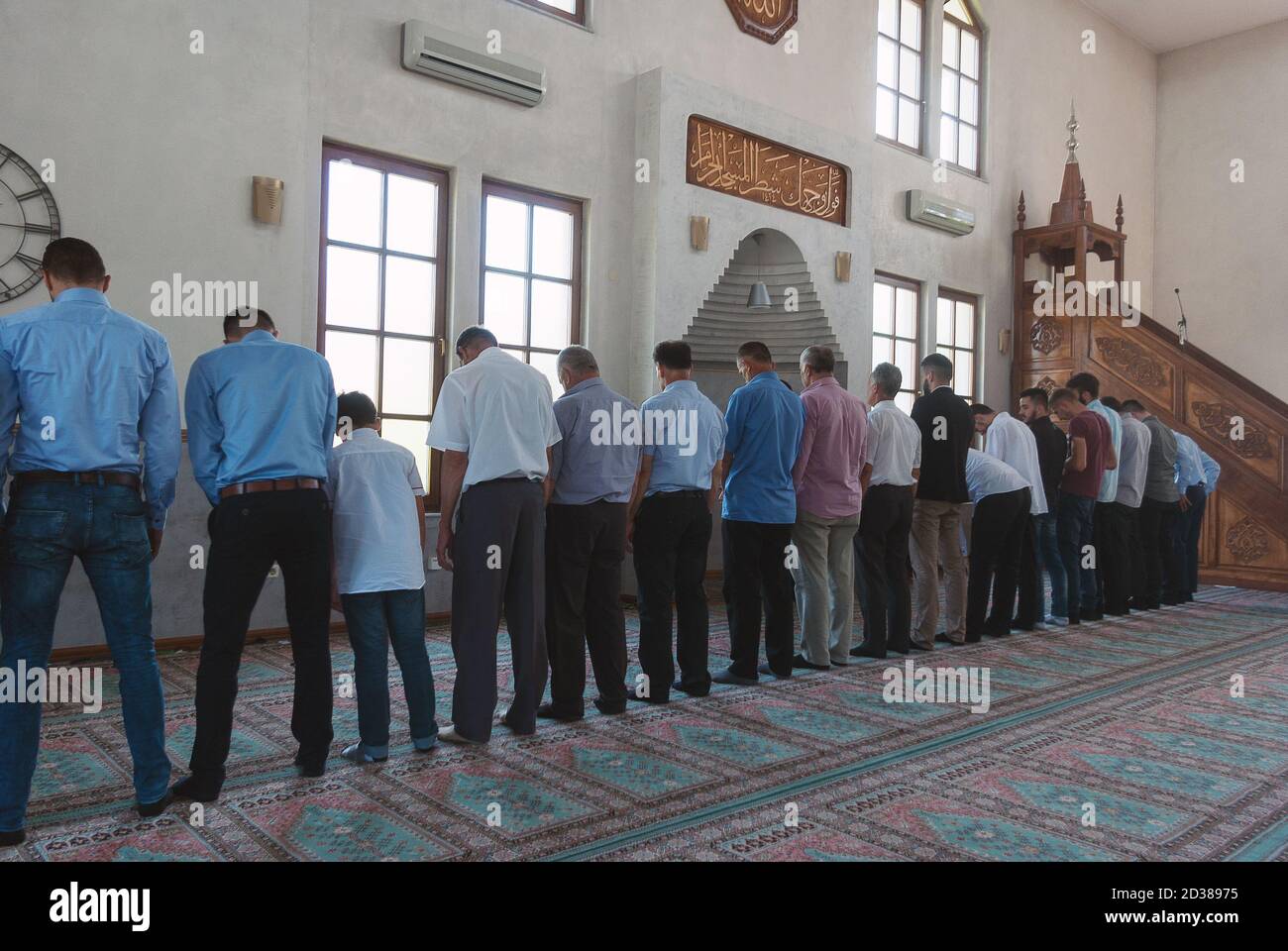 Group of muslims hi-res stock photography and images - Alamy