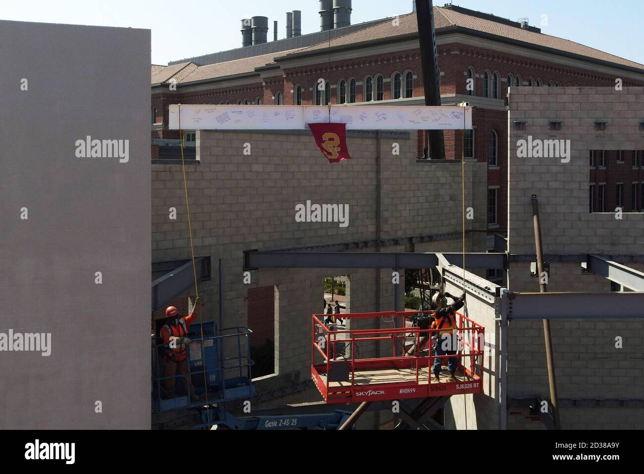 Los Angeles, United States. 07th Oct, 2020. Workers lift the final beam ...