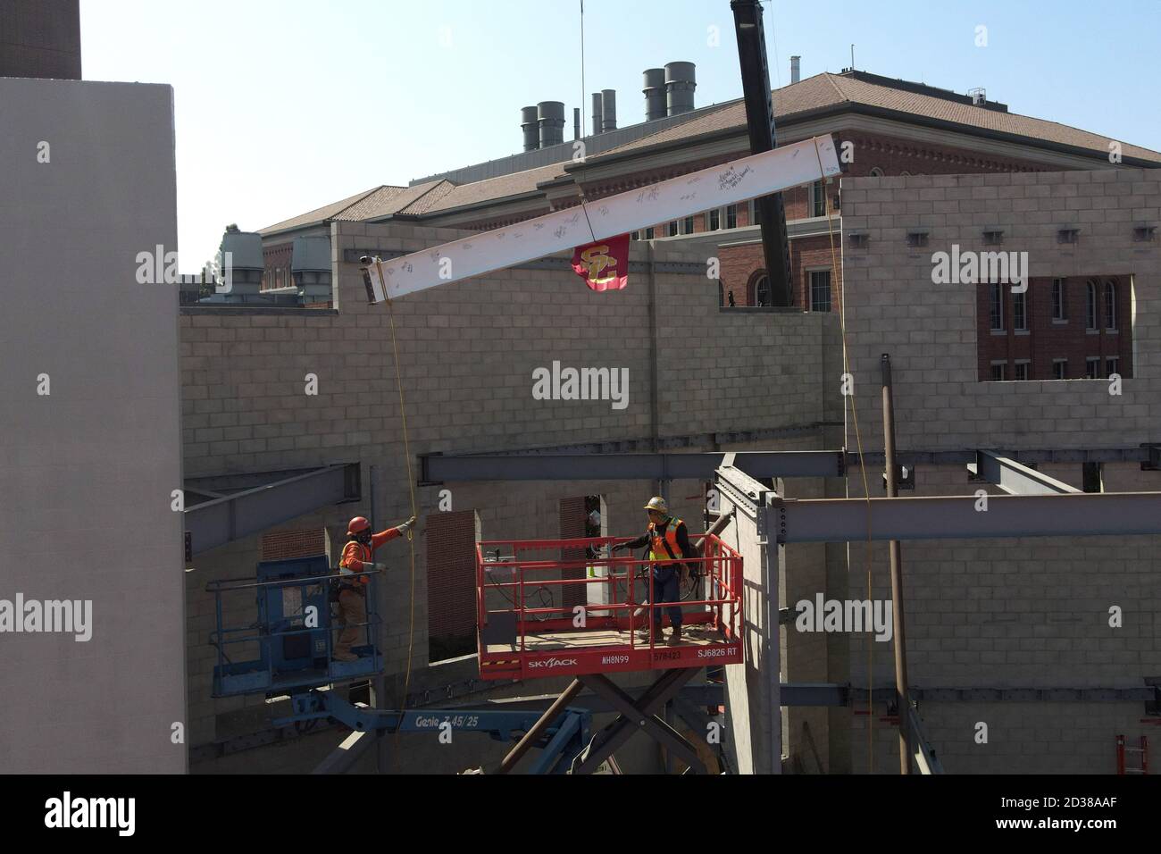 Los Angeles, United States. 07th Oct, 2020. Workers lift the final beam ...