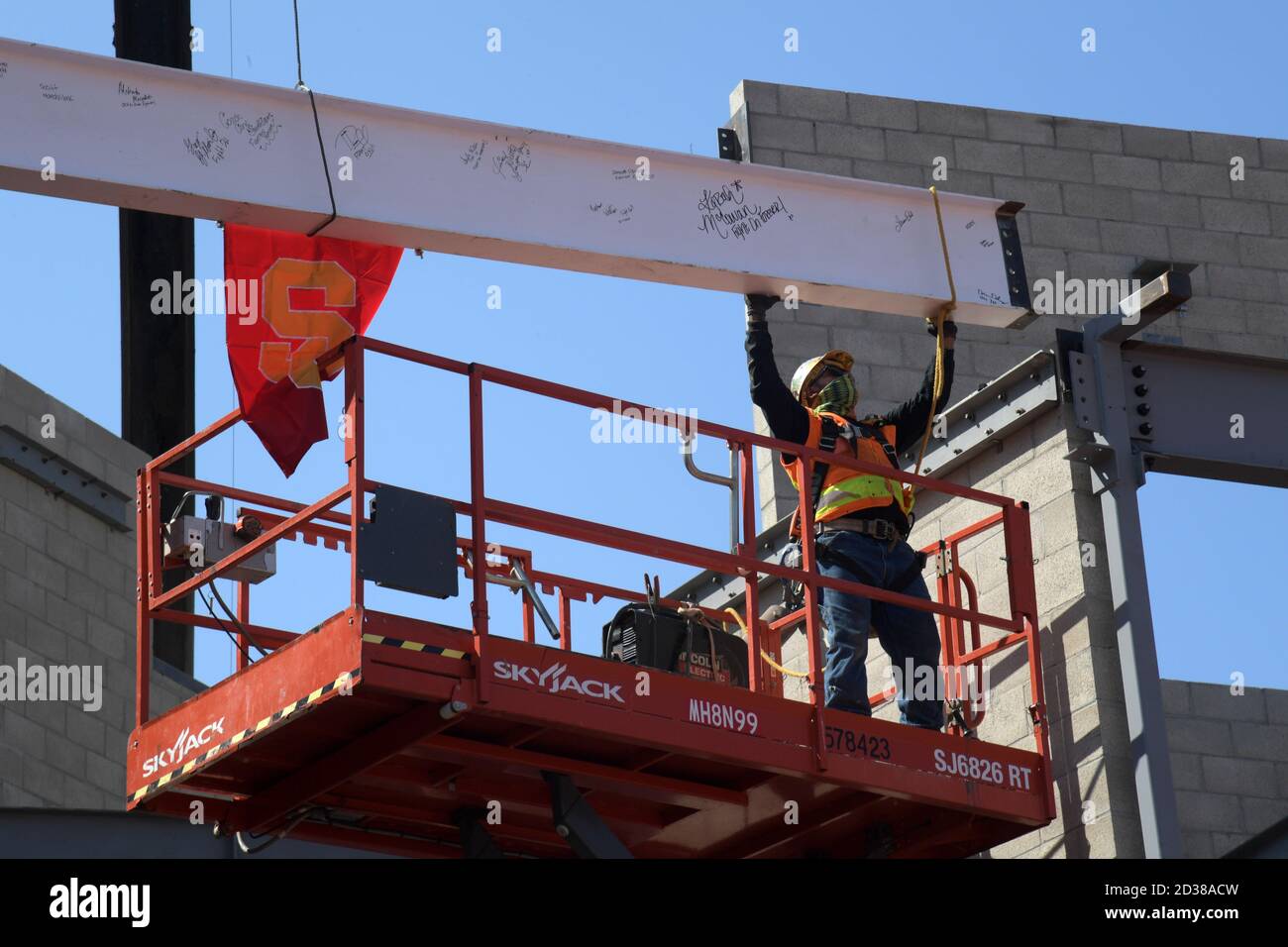 Los Angeles, United States. 07th Oct, 2020. Workers lift the final beam ...