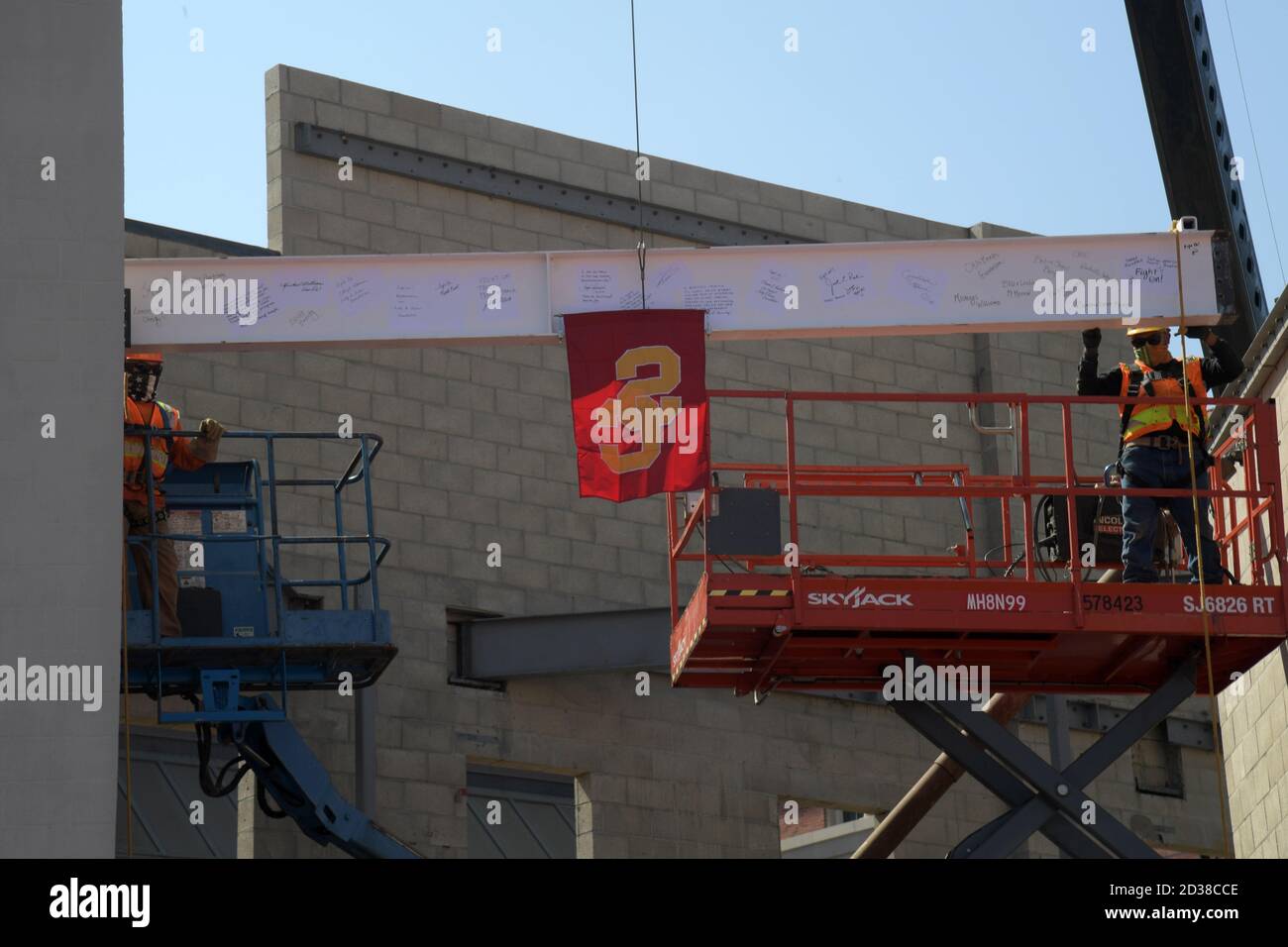 Los Angeles, United States. 07th Oct, 2020. Workers lift the final beam ...