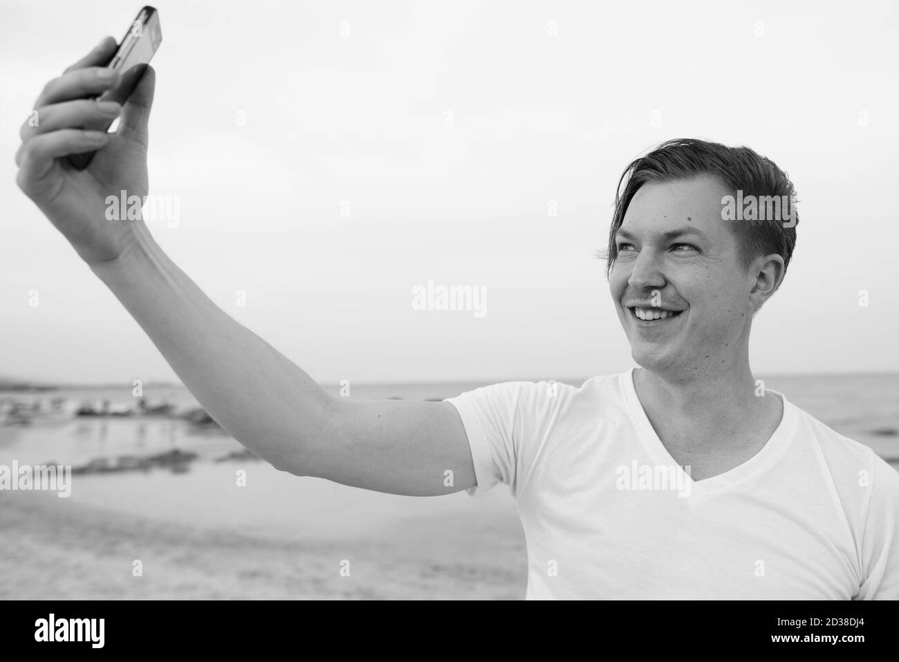 Man looking ocean hi-res stock photography and images - Alamy