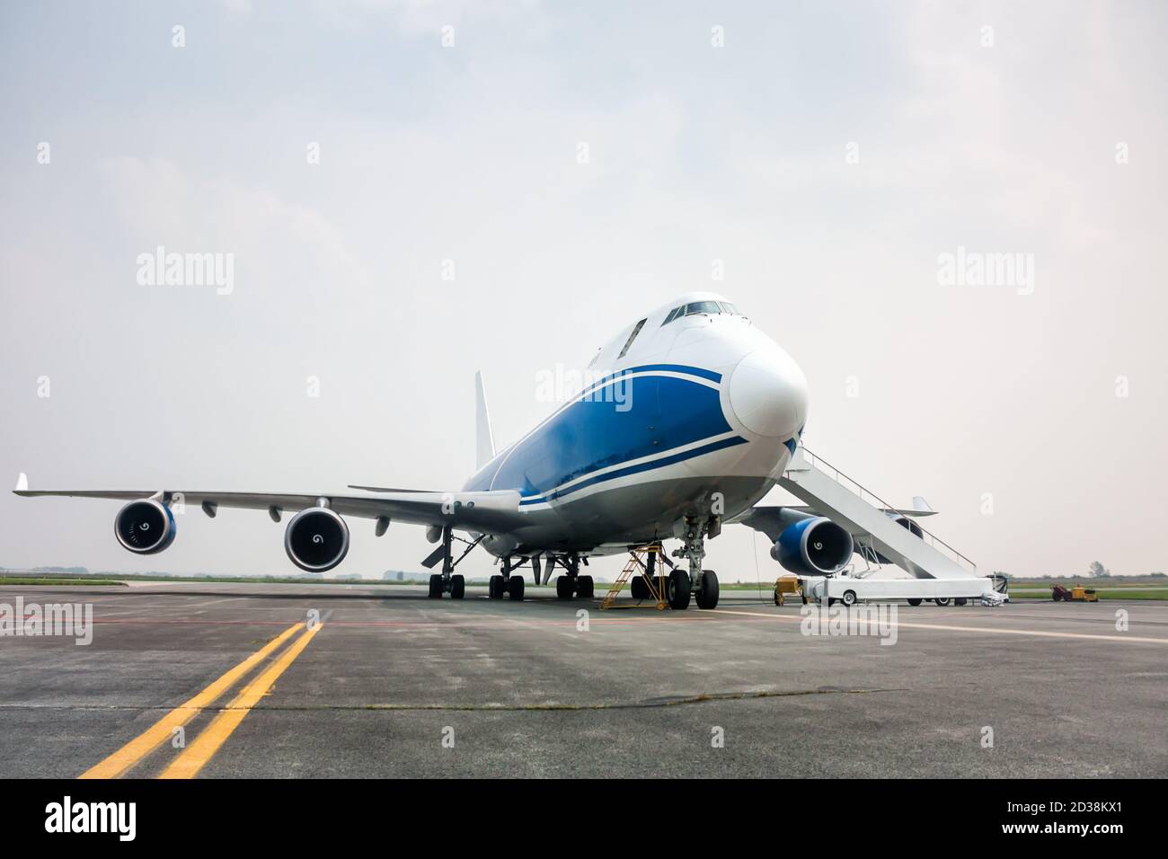 Wide body airplane hi-res stock photography and images - Alamy