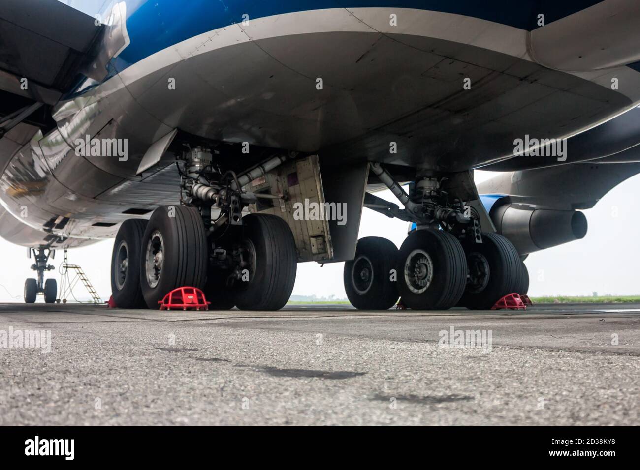 Wide body airplane hi-res stock photography and images - Alamy